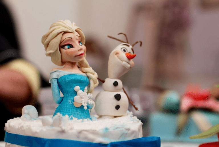 40 Frozen Cake Ideas for Princesses - The Party Inspo